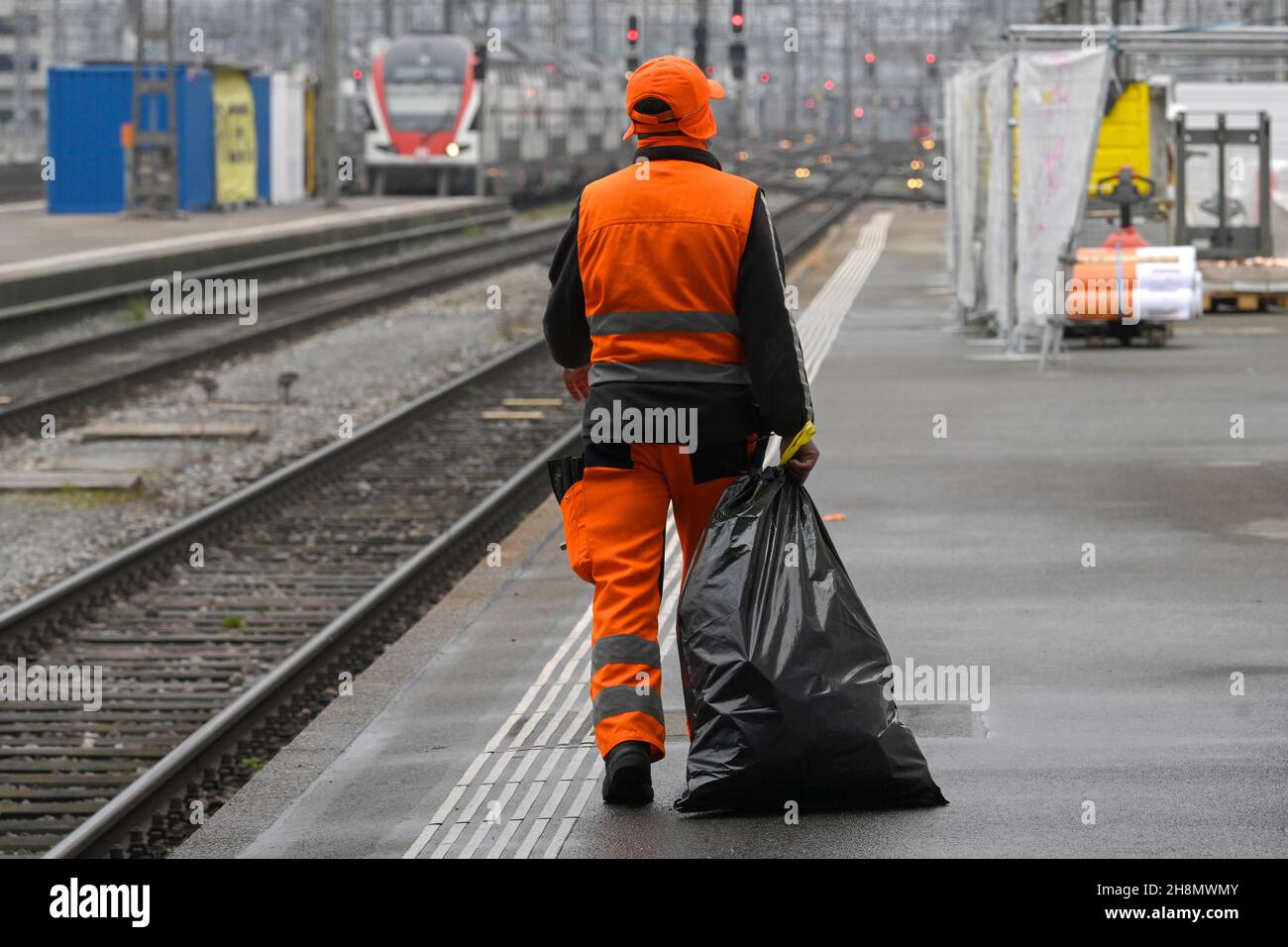 Man dragging hi-res stock photography and images - Alamy