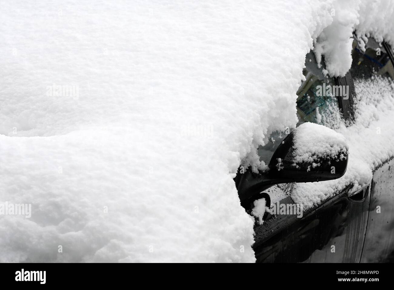 Cars snowed in hi-res stock photography and images - Alamy