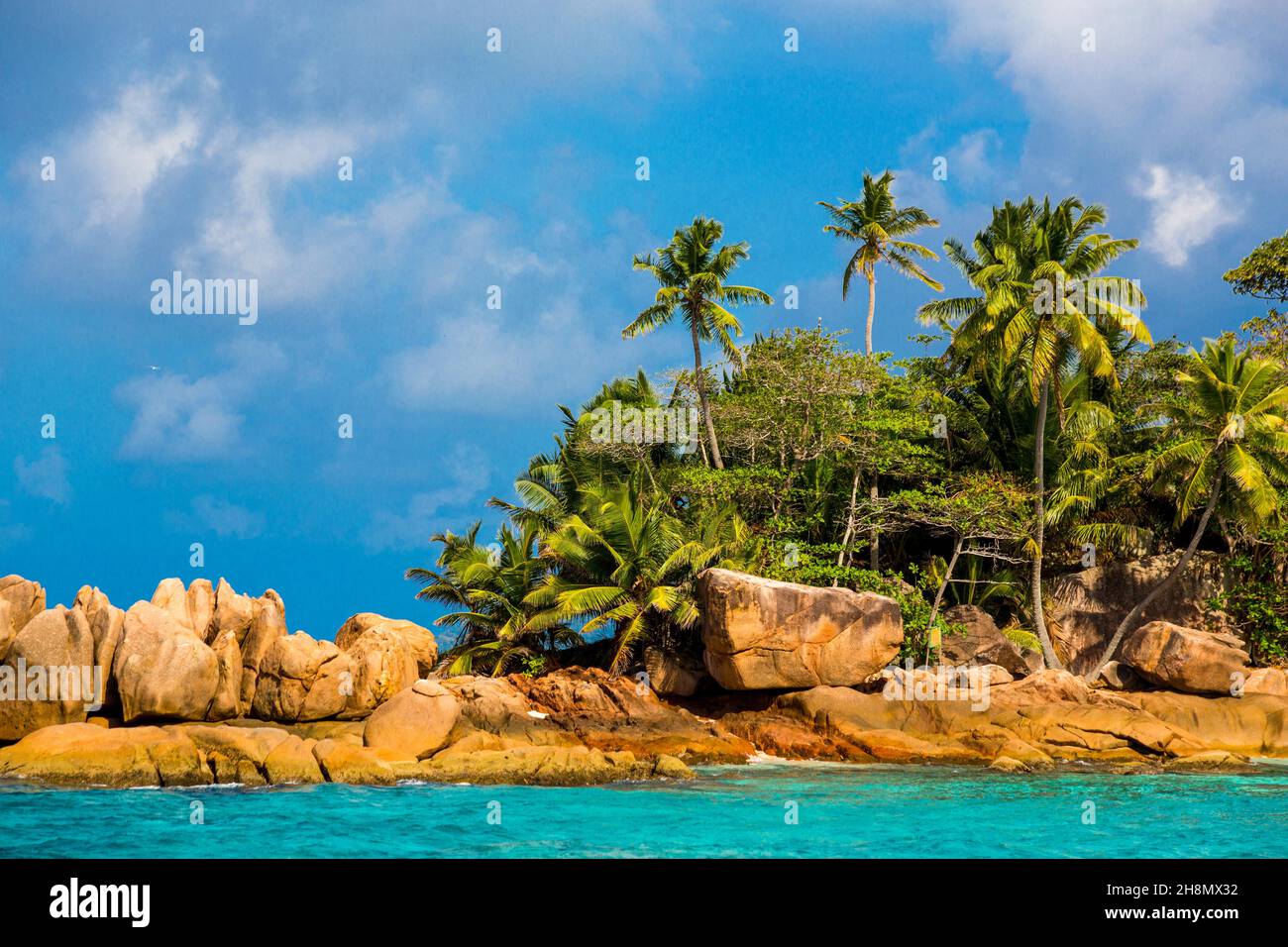 Snorkelling paradise, Seychelles island, turquoise green sea towering ...