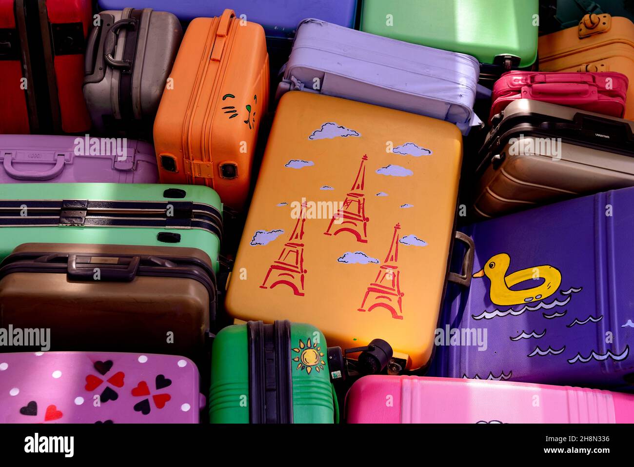 Multicolored suitcases hi-res stock photography and images - Alamy