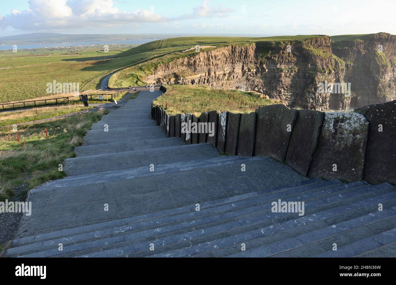 Liscannor – Scalinata dal belvedere delle Cliffs of Moher Stock Photo ...