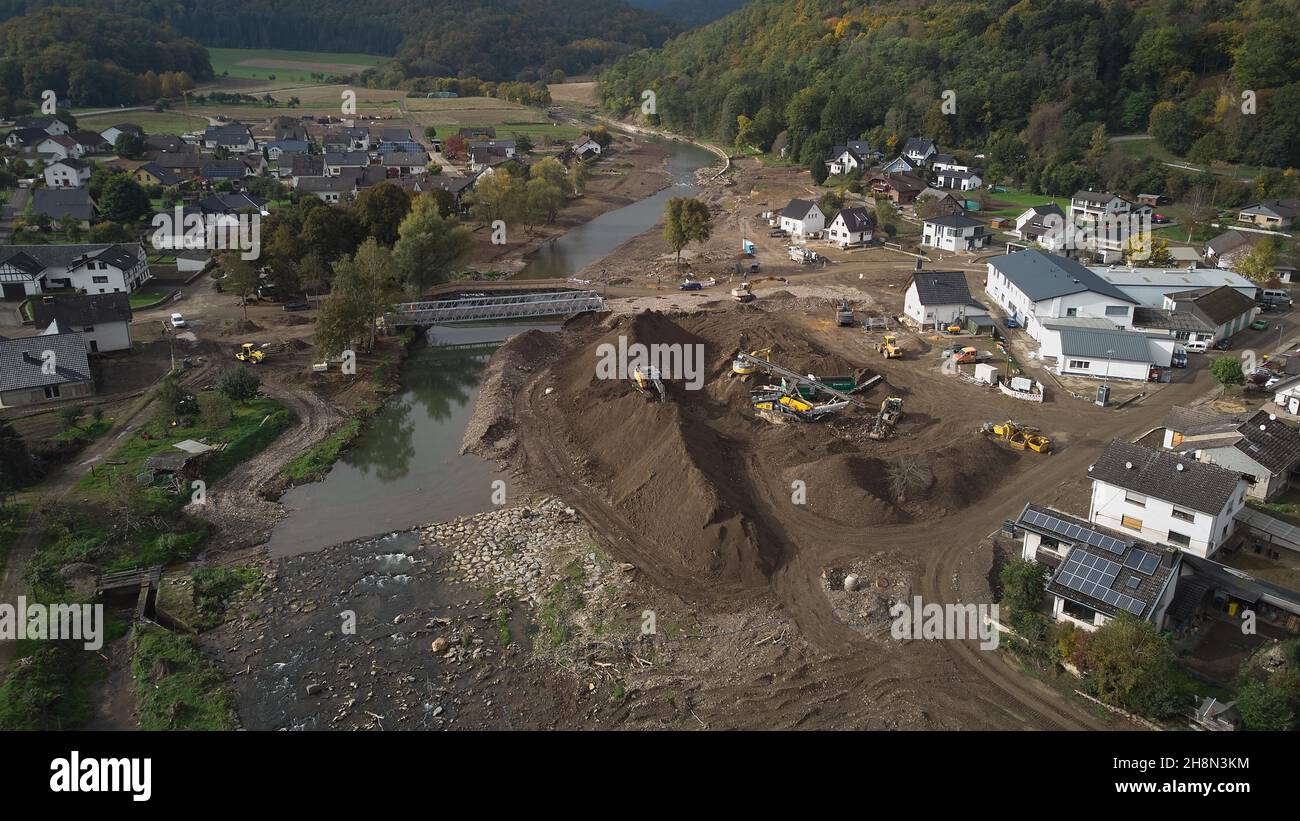 The village of Insul after the flood disaster on the Ahr, construction of a Behelsbruecke by the ...