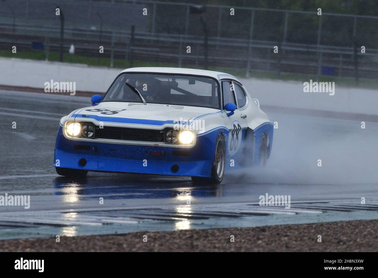 Throwing up spray at Luffield, Chris Ward, Richard Kent, Ford ...