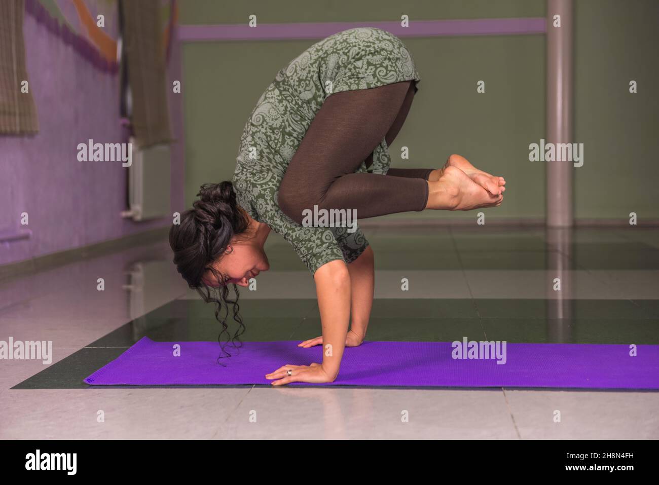 Yogi showing asana in fitness class Stock Photo - Alamy