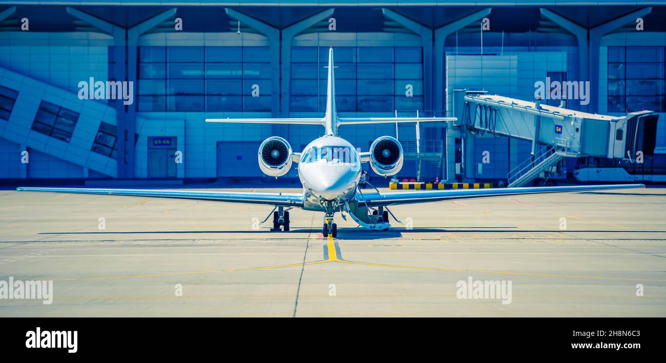 Silver aeroplane wing hi-res stock photography and images - Alamy