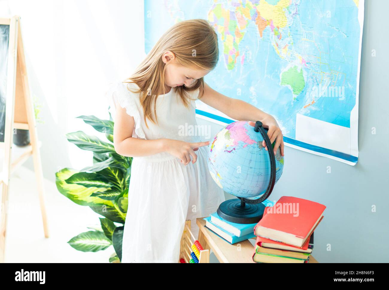 Kid pointing map hi-res stock photography and images - Alamy