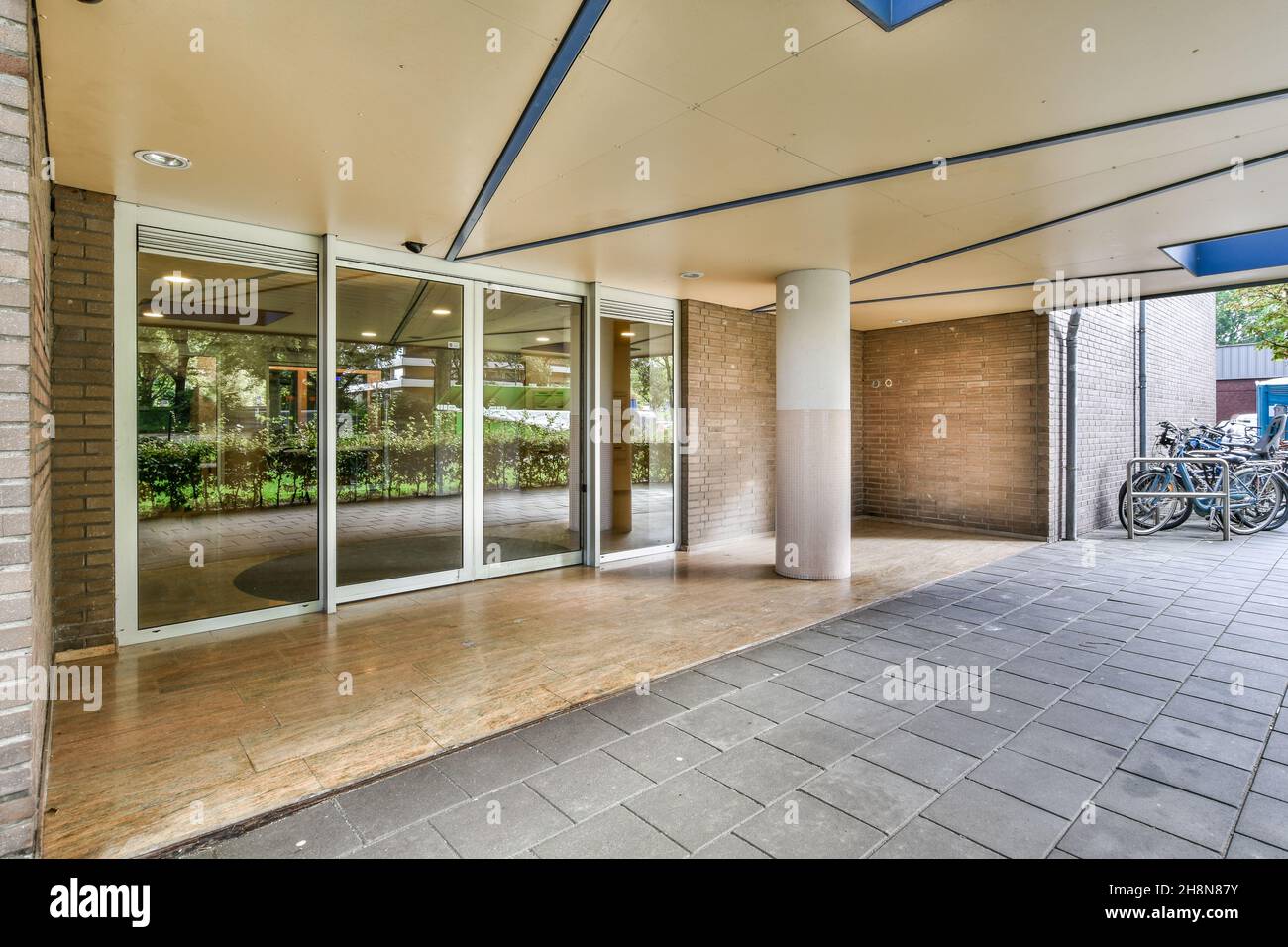 Huge entrance door hi-res stock photography and images - Alamy