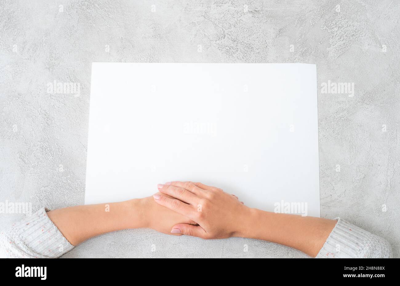 Female hands card paper hi-res stock photography and images - Alamy