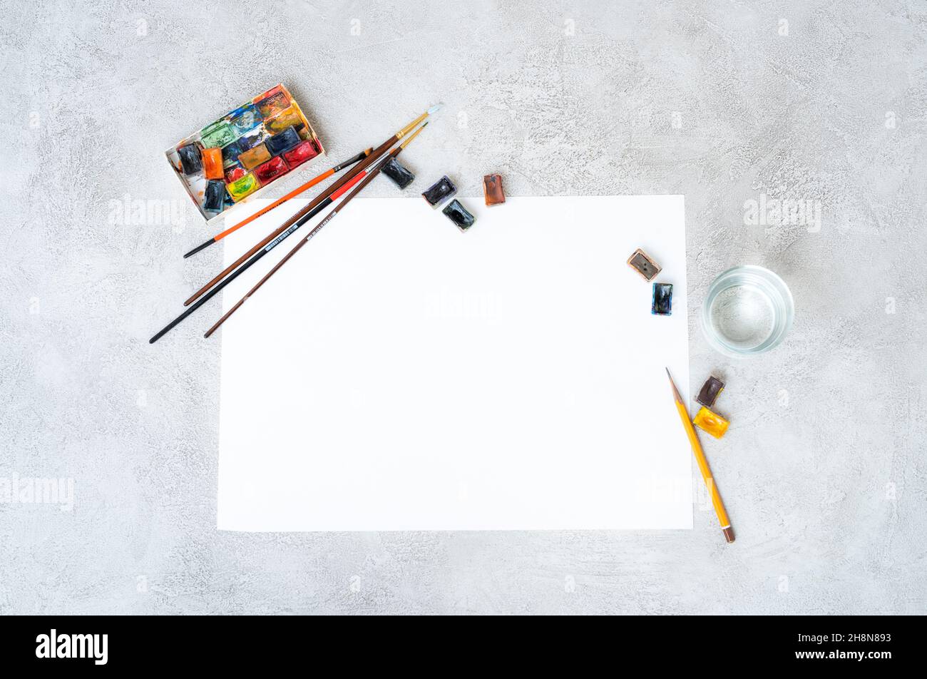 Round table paint hi-res stock photography and images - Alamy