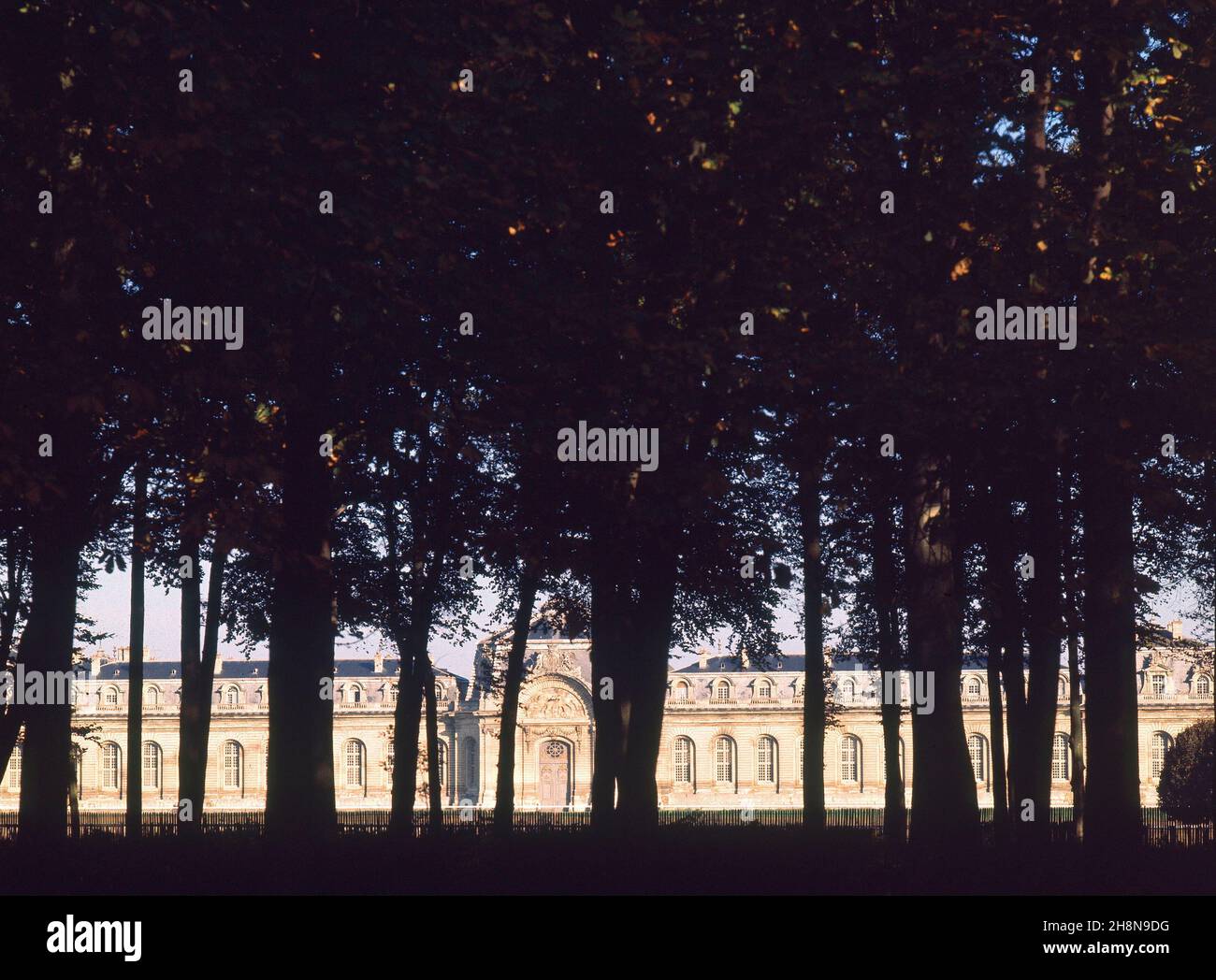 EXTERIOR DEL PALACIO - FOTO AÑOS 60. Location: PALACIO. CHANTILLY ...