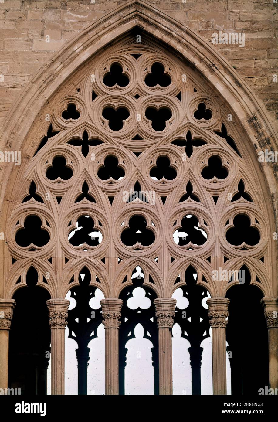 DETALLE DE UN ARCO OJIVAL CON CRESTERIA DEL CLAUSTRO DE LA CATEDRAL ...