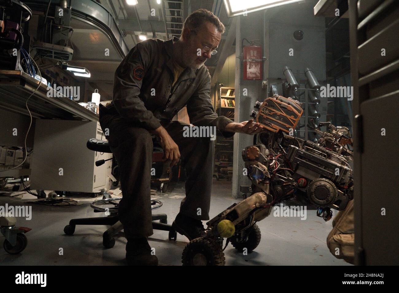 Tom hanks in finch hi-res stock photography and images - Alamy