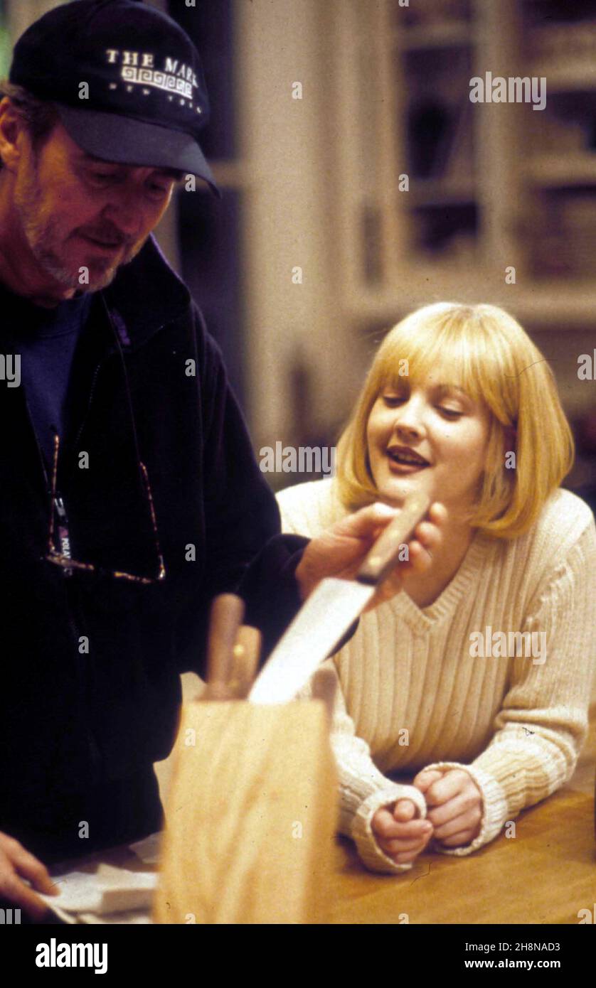DREW BARRYMORE and WES CRAVEN in SCREAM (1996), directed by WES CRAVEN ...