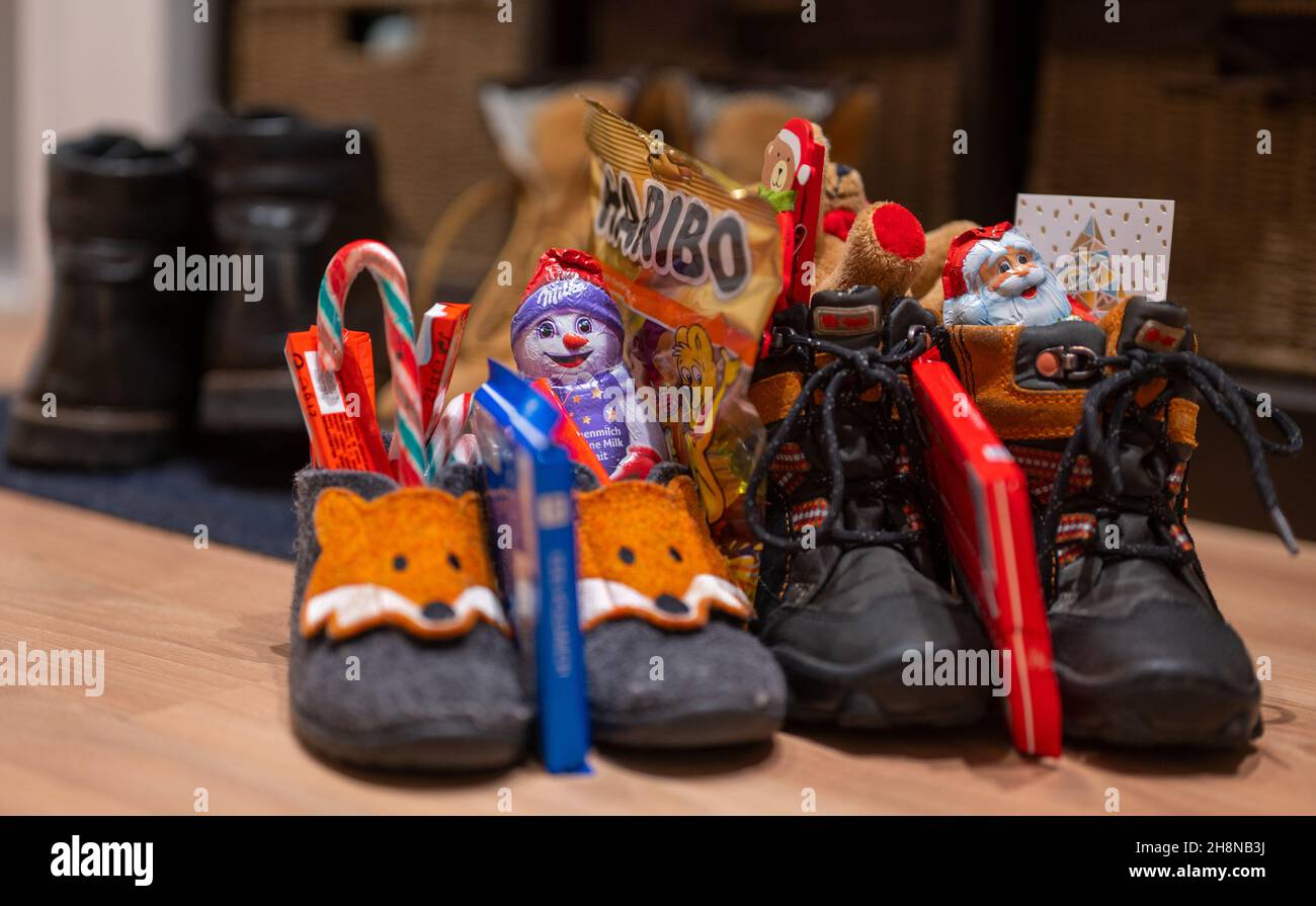 Berlin, Germany. 29th Nov, 2021. Children's shoes filled with sweets ...