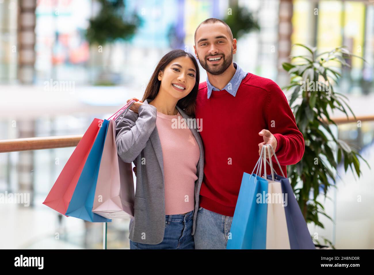 Diverse people shopping mall hi-res stock photography and images - Alamy