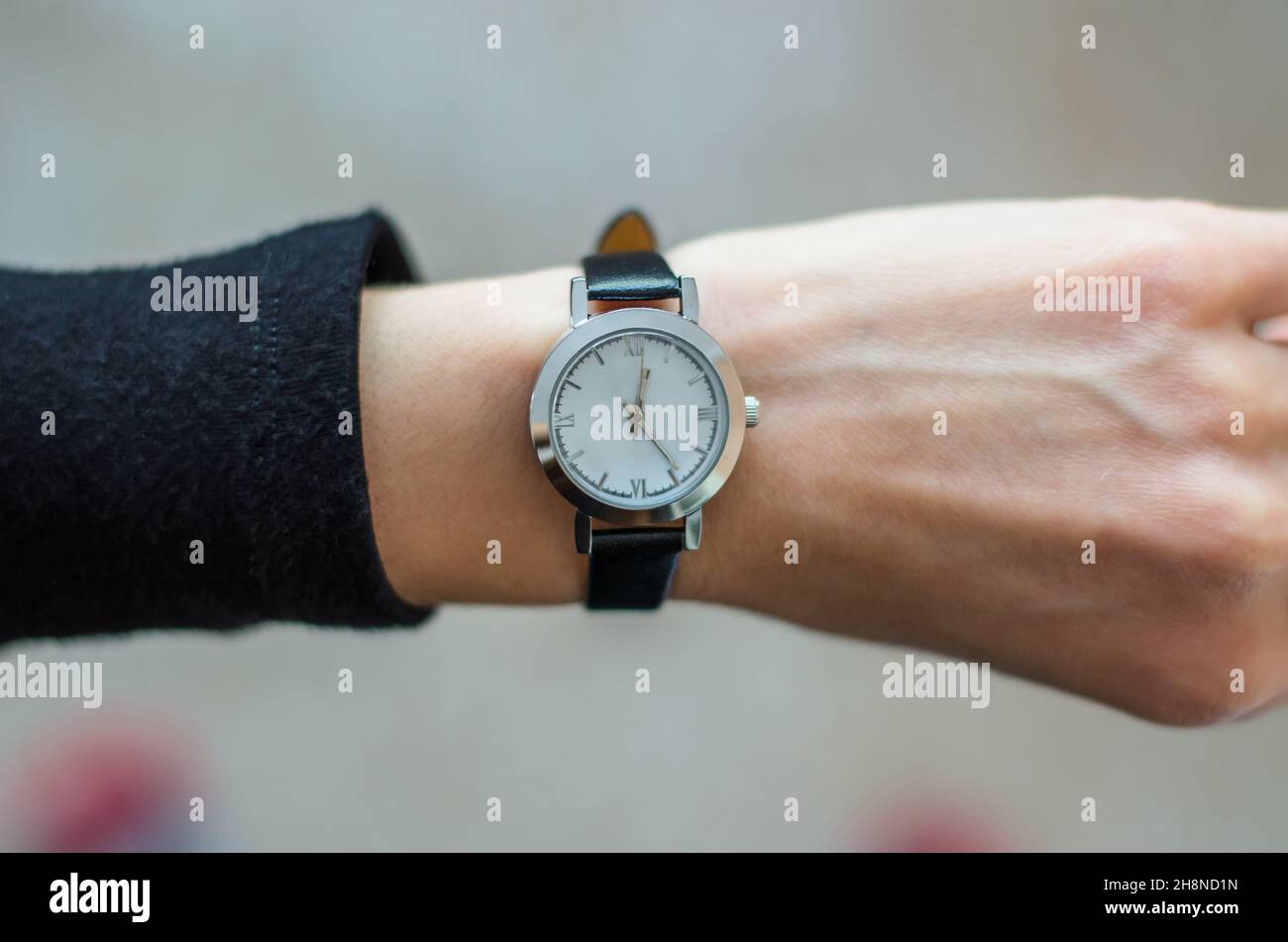 Woman watch time hi-res stock photography and images - Alamy