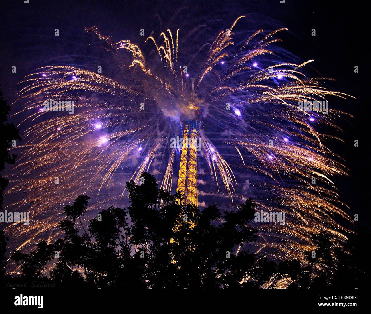 2014fireworkspariseiffel towernational holidaypyrotechniceiffel hi-res ...
