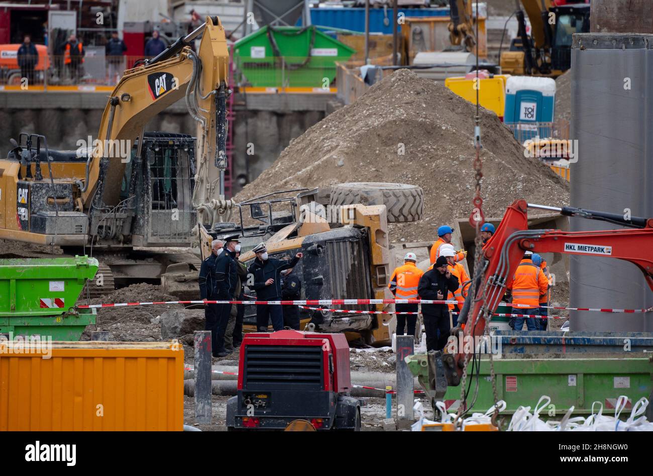 Munich, Germany. 01st Dec, 2021. Police officers and railway employees ...