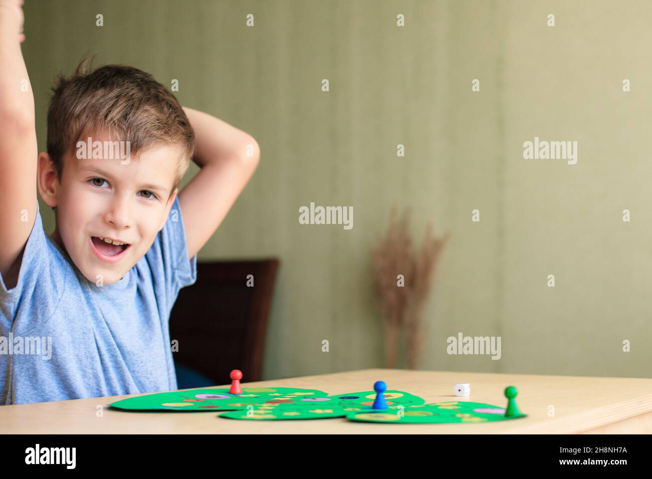 Child win board game hi-res stock photography and images - Alamy