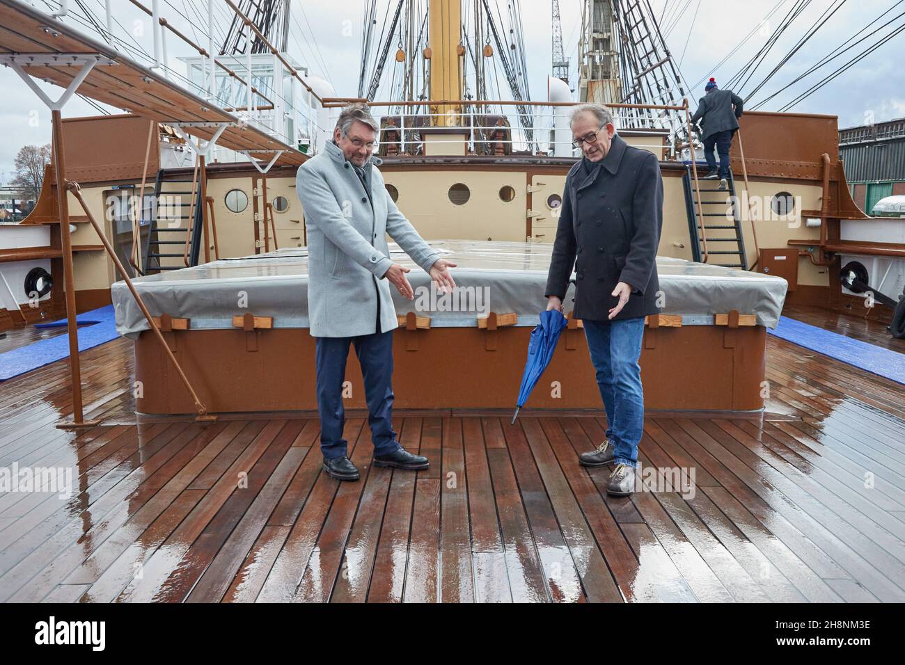 Hamburg, Germany. 01st Dec, 2021. Hans-Jörg Czech (l), Chairman of the ...