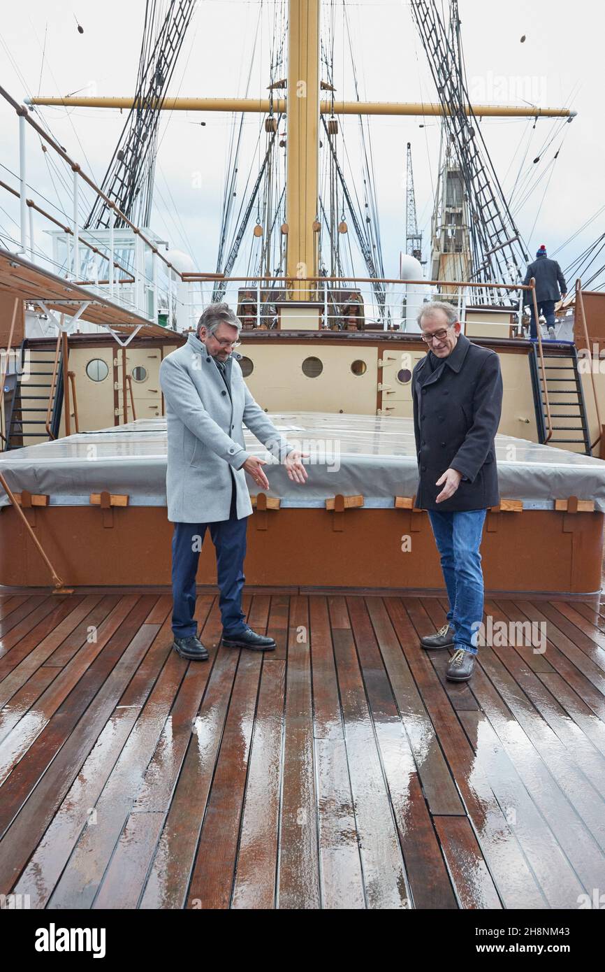 Hamburg, Germany. 01st Dec, 2021. Hans-Jörg Czech (l), Chairman of the ...