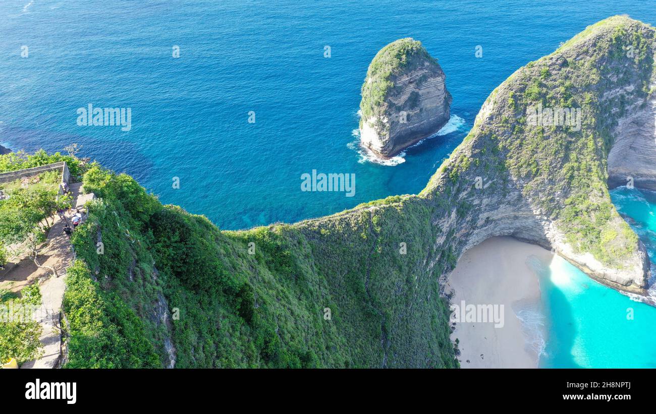 Dramatic top down drone footage of the famous Kelingking Beach and ...