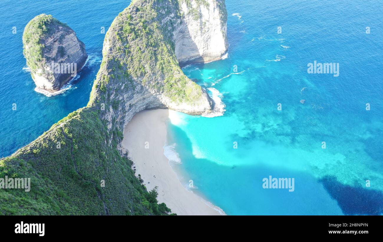 Dramatic top down drone footage of the famous Kelingking Beach and ...