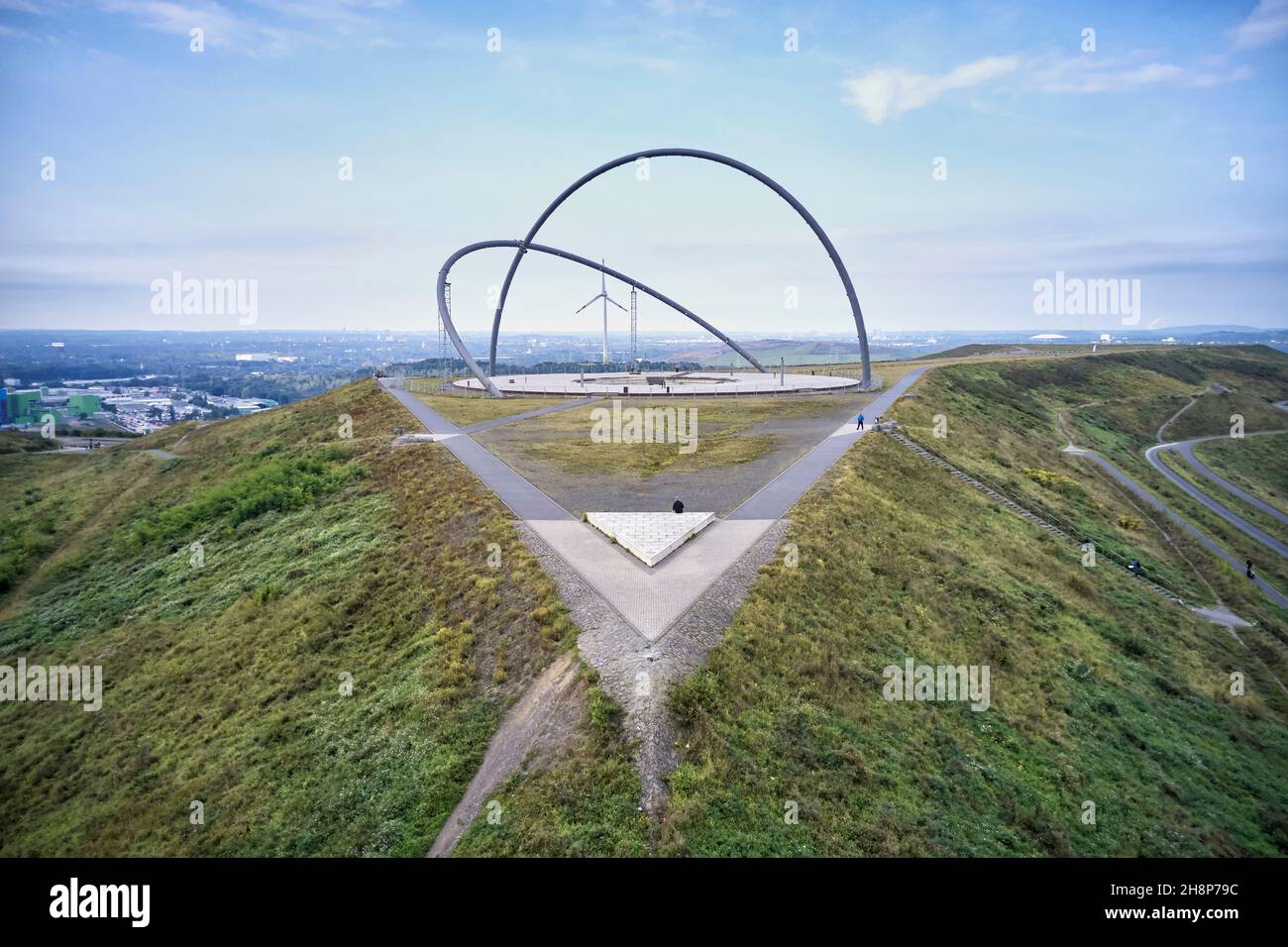 Halde Hoheward in Herten mit dem Sonnenobservatorium und einem ...