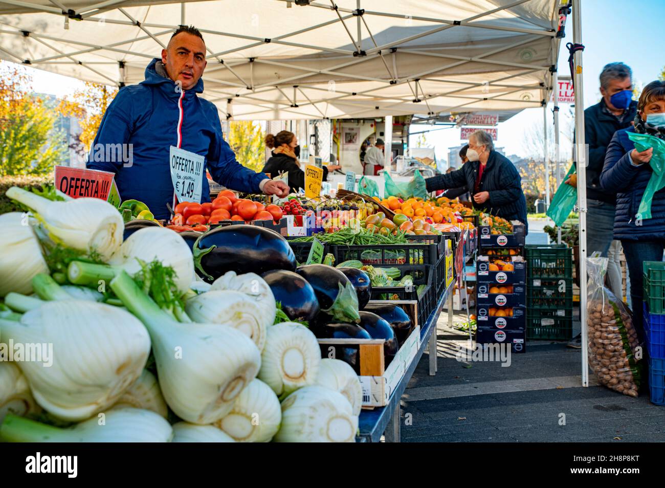 Food vendor fresh vegetable stall hi-res stock photography and images ...