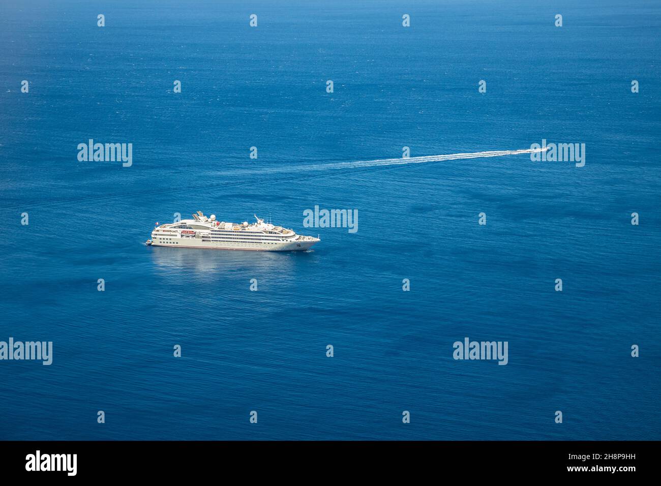 Destination sightseen with cruise ships on Santorini island, Aegean sea ...