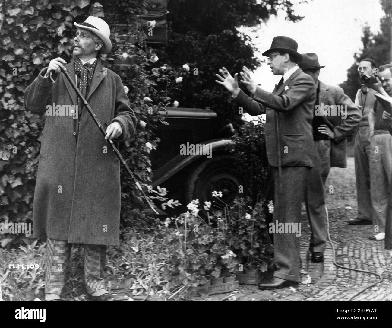 RALPH RICHARDSON being directed by ALEXANDER KORDA while ...