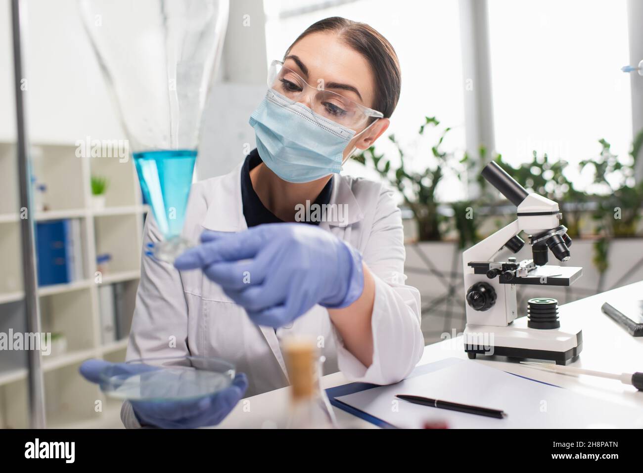 Microbiology lab computer hi-res stock photography and images - Alamy