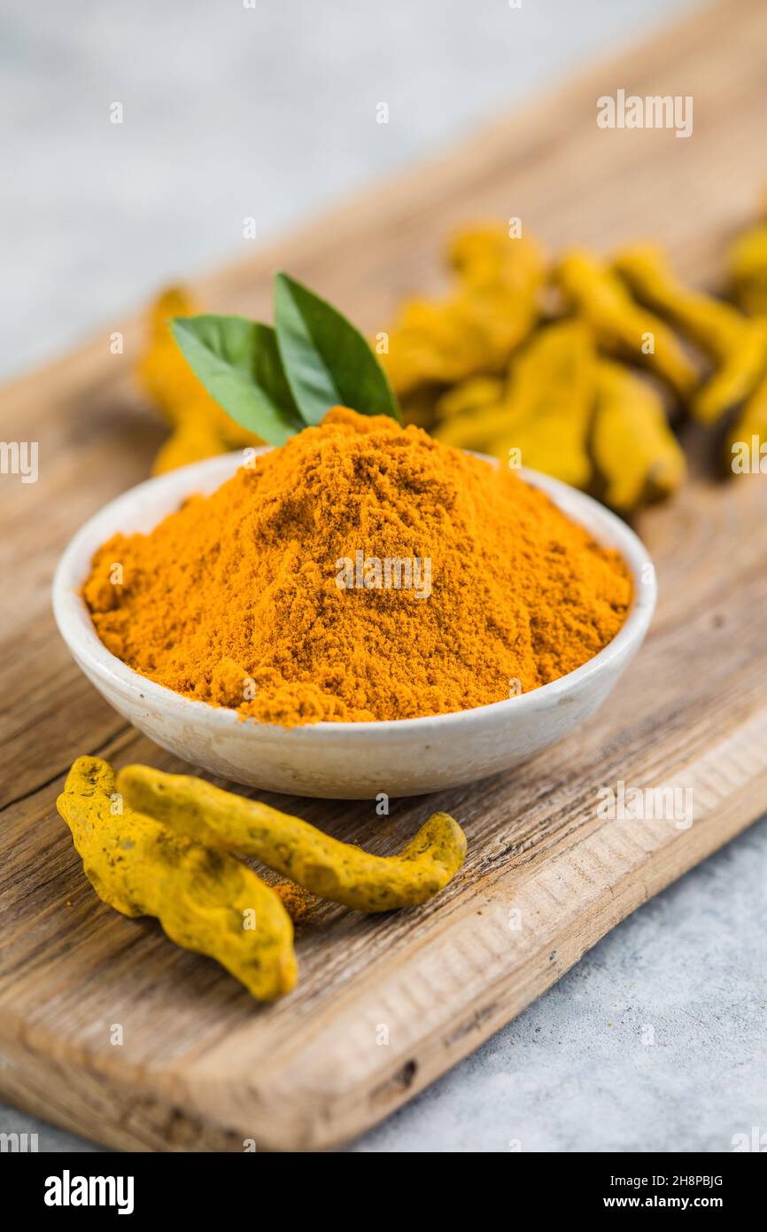 Indian turmeric powder and root. Turmeric spice Stock Photo - Alamy