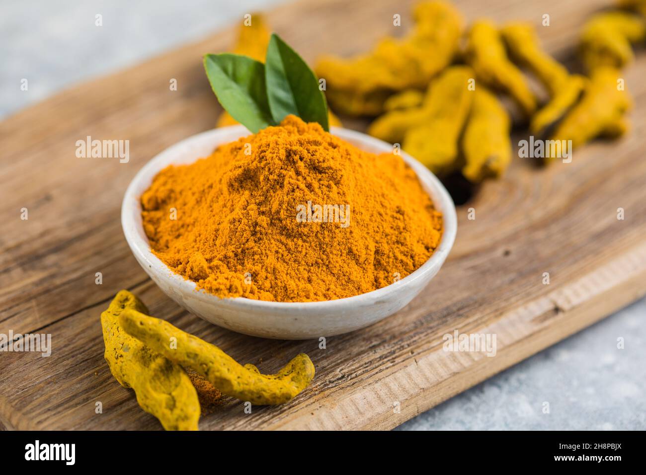 Indian turmeric powder and root. Turmeric spice Stock Photo - Alamy