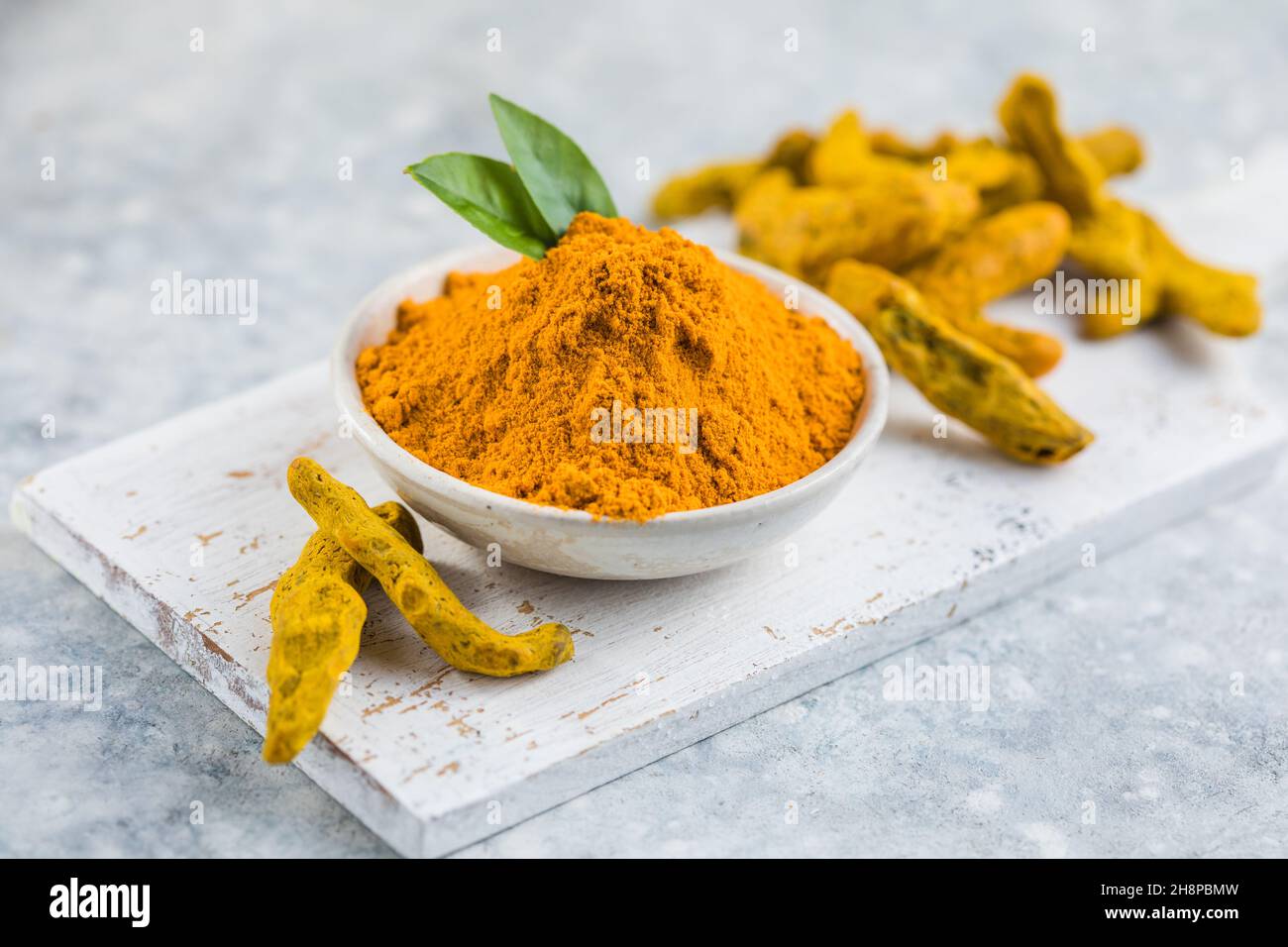 Indian turmeric powder and root. Turmeric spice Stock Photo - Alamy