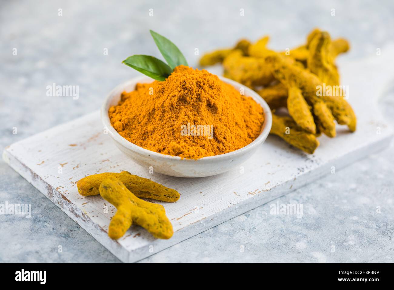 Indian turmeric powder and root. Turmeric spice Stock Photo - Alamy