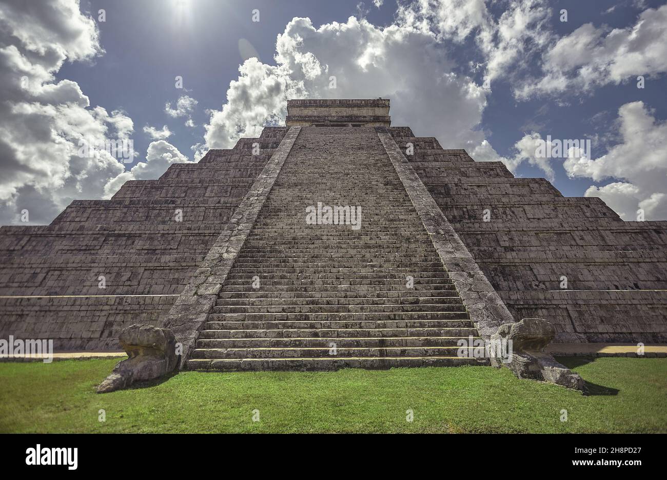 Front view of the Pyramid of the Chichen Itza Stock Photo - Alamy