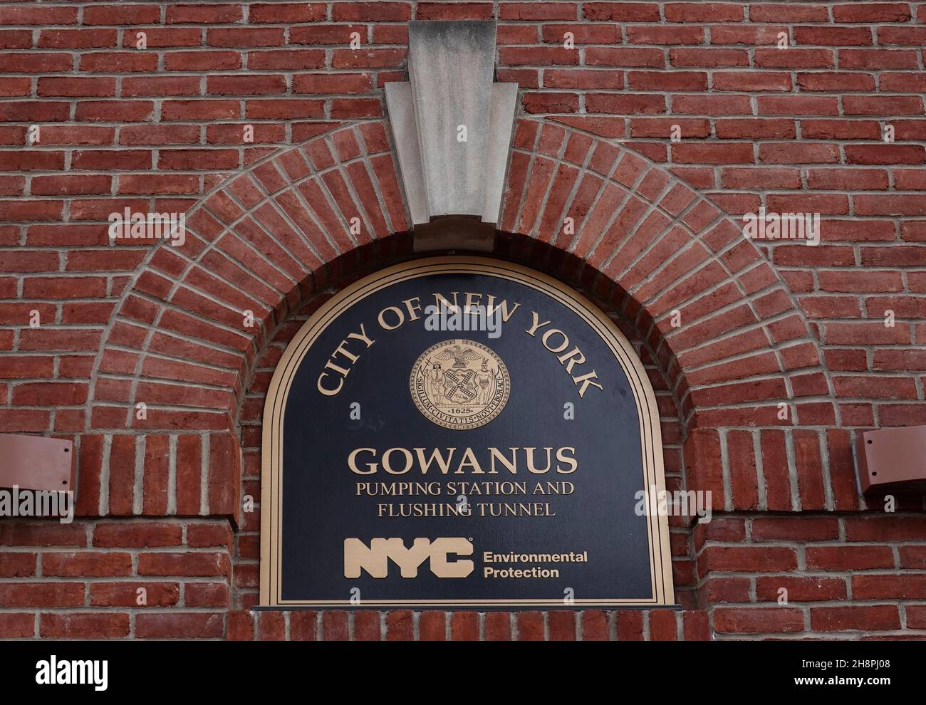 Flushing tunnel hi-res stock photography and images - Alamy