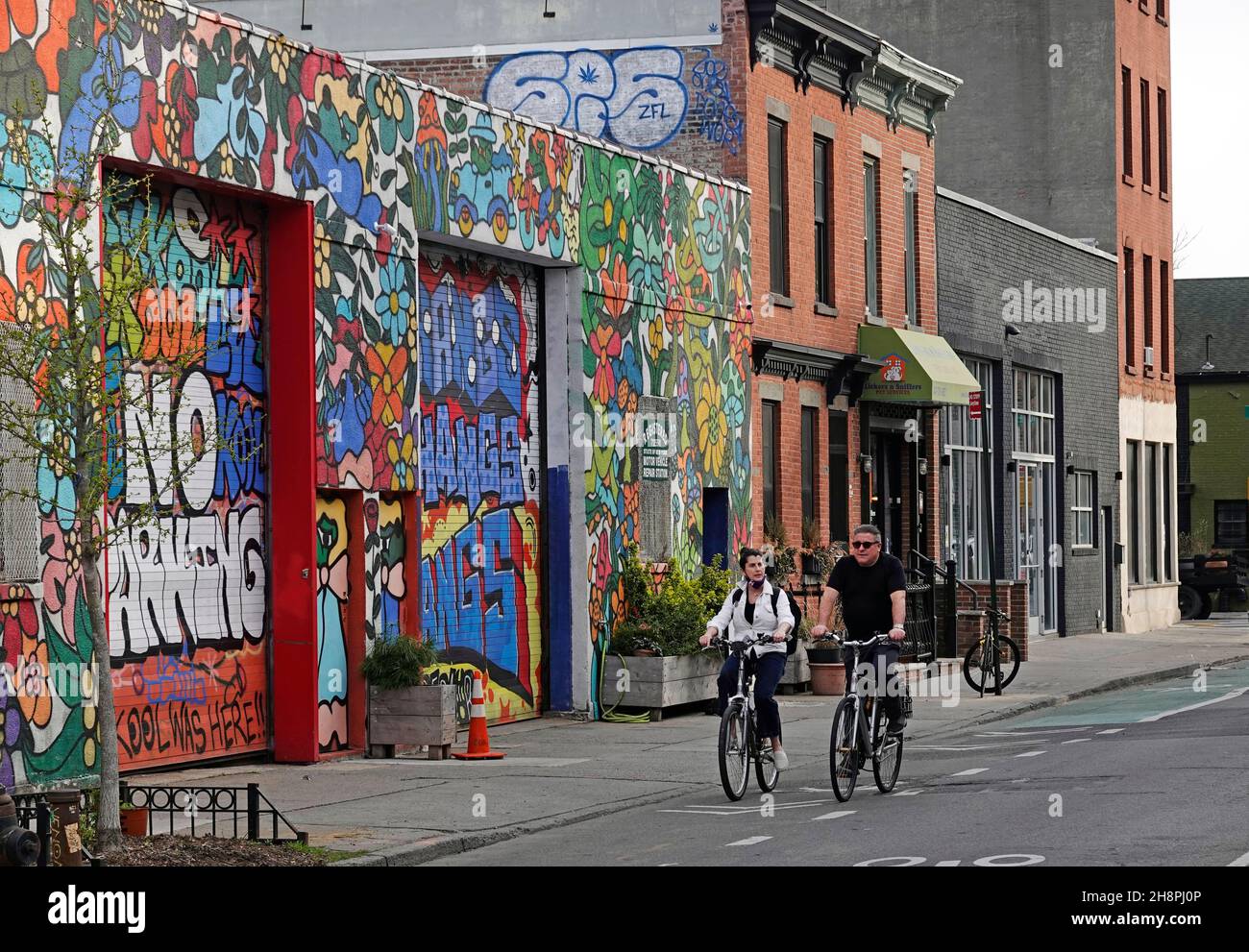 riding bicycles on Bond street Gowanus Brooklyn NYC Stock Photo - Alamy