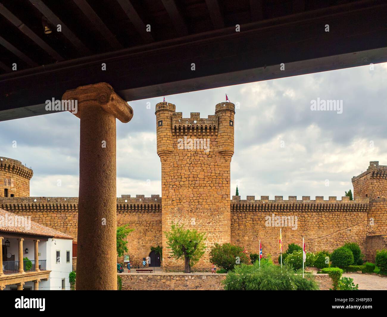 Castle wall crenellation hi-res stock photography and images - Alamy