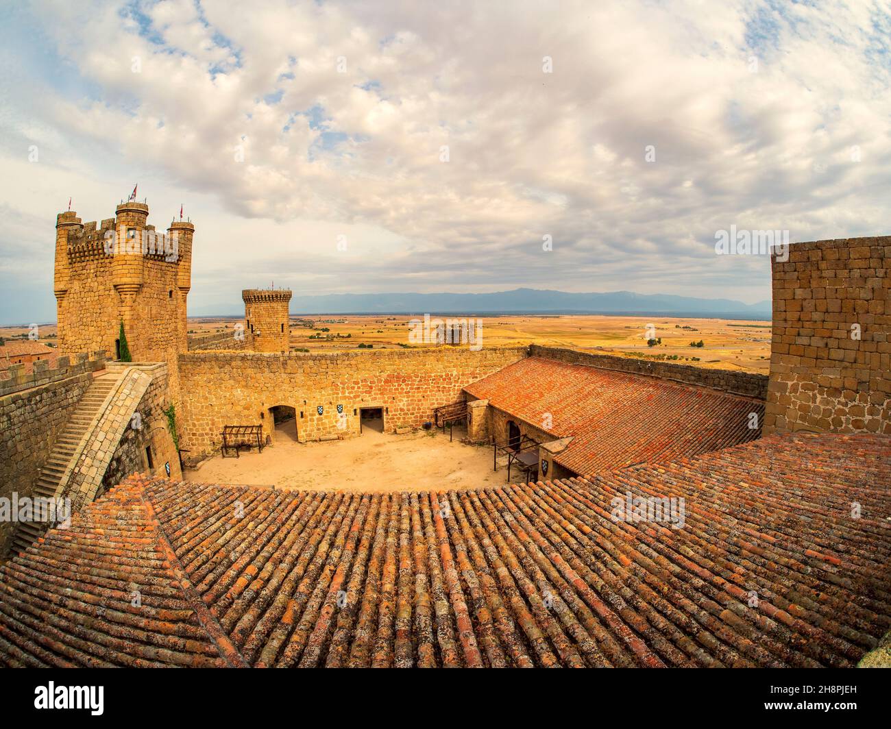 Castle wall crenellation hi-res stock photography and images - Alamy