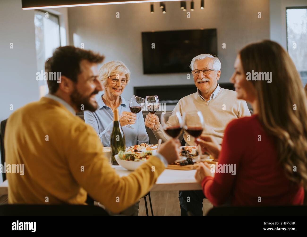Family dinner meal home hi-res stock photography and images - Alamy