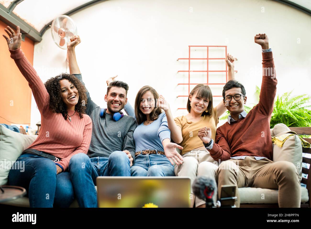 everiday winner people, young group of university students looking at ...