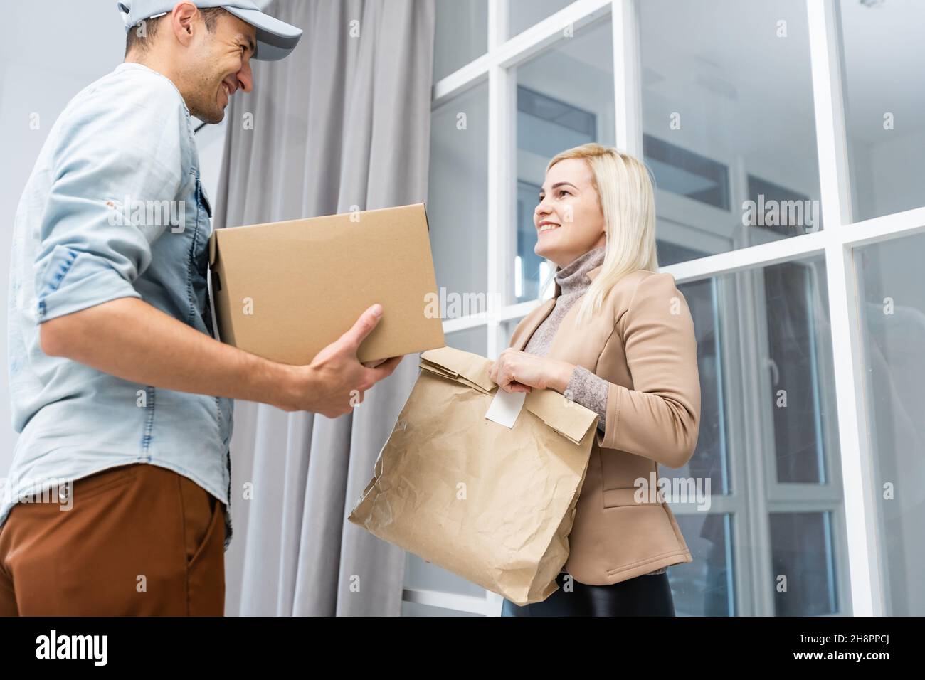 Manual handling box hi-res stock photography and images - Alamy