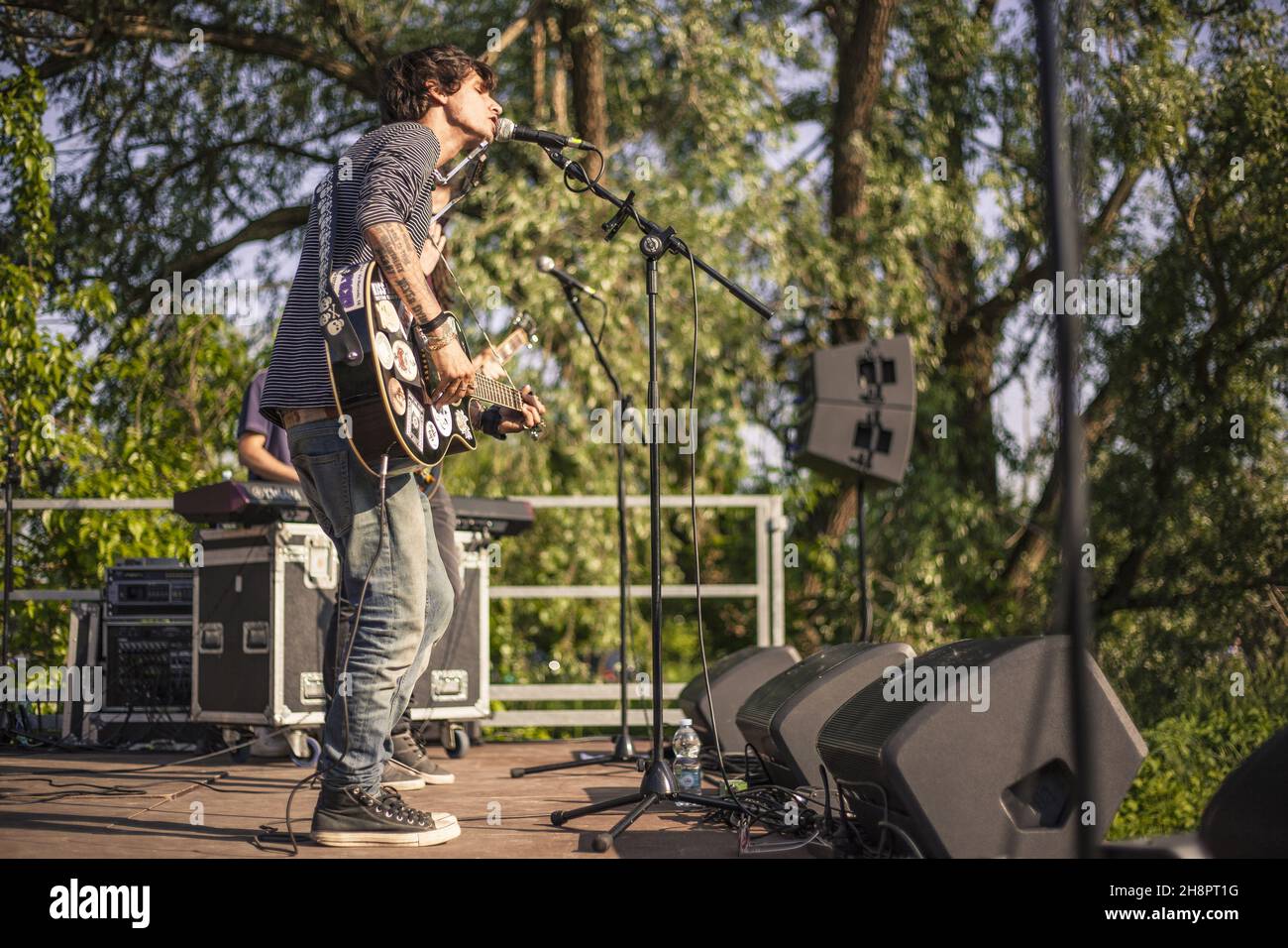Side profile young man singing hi-res stock photography and images - Alamy
