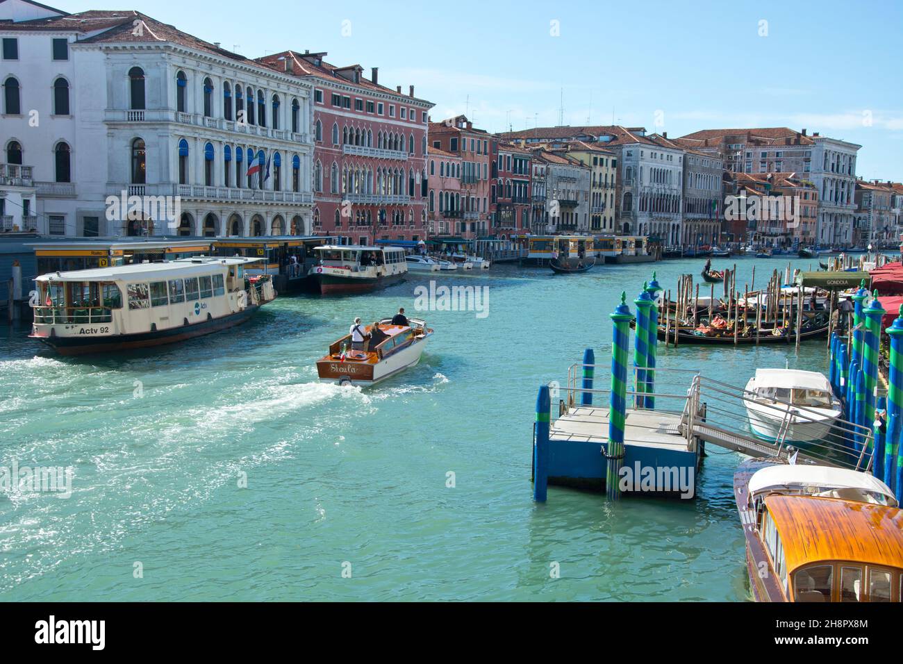 Venedig canal boats hi-res stock photography and images - Alamy