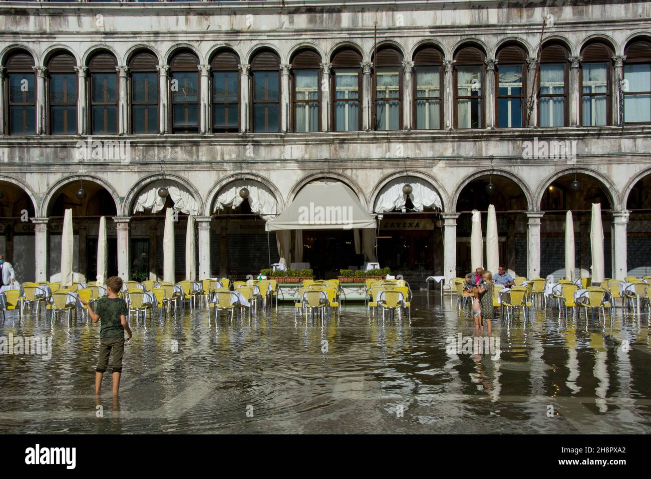 Menschen waten bei Hochwasser über den Markusplatz Stock Photo - Alamy