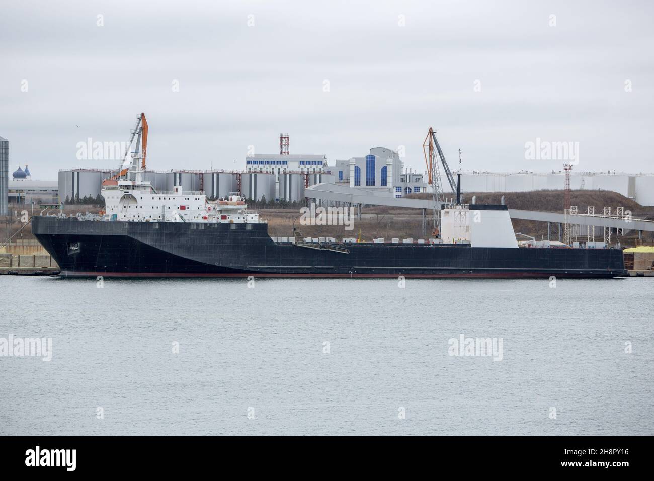 Cargo ship unloading car hi-res stock photography and images - Alamy