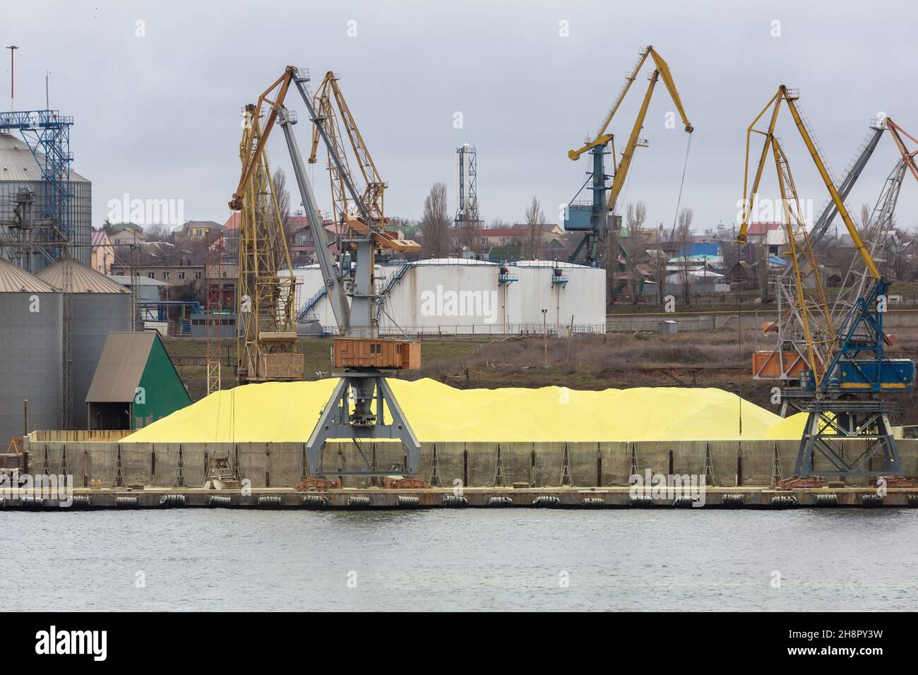 Huge stockpile of industrial sulfur that will be shipped around world ...