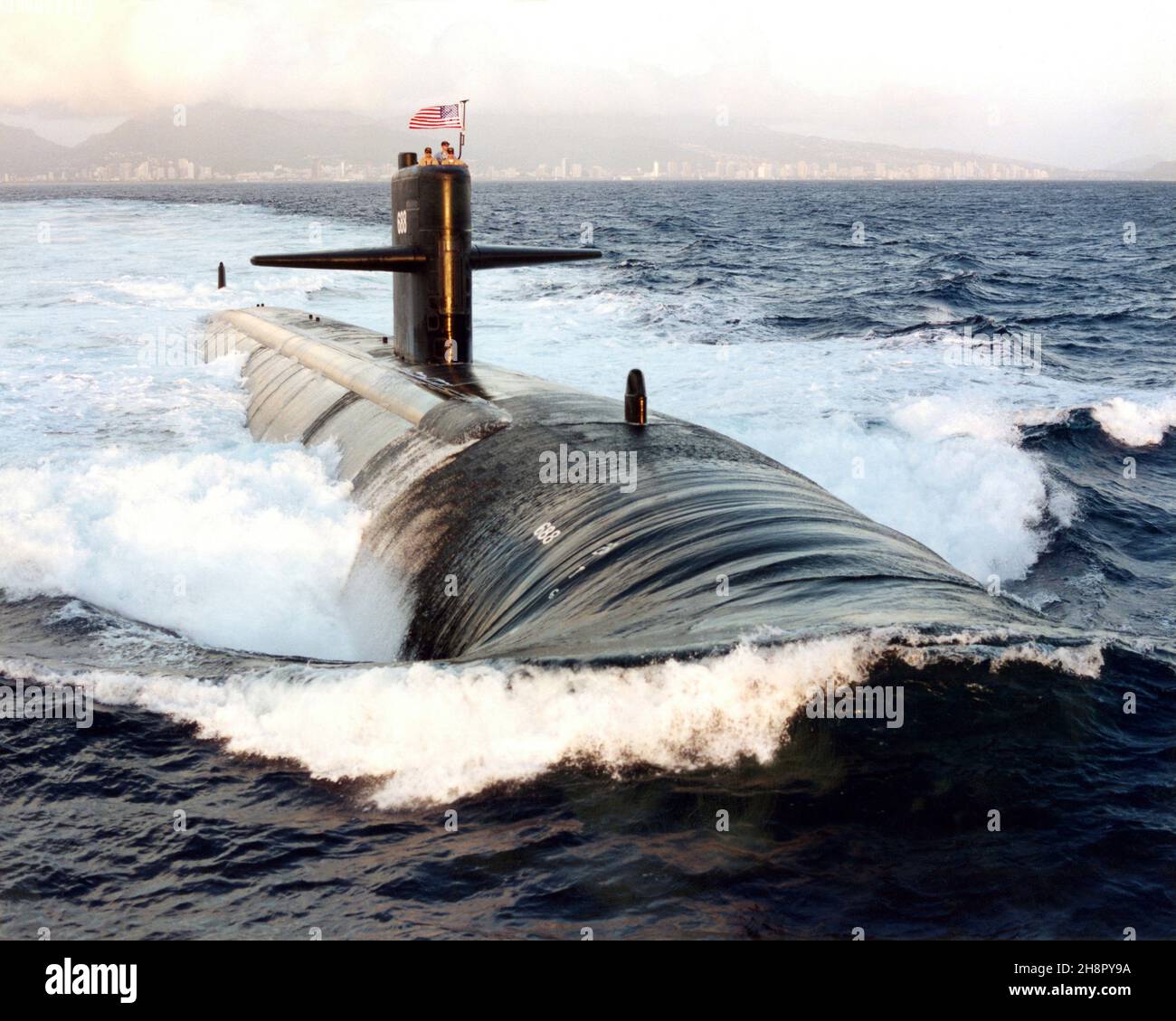 The U.S. Navy Los Angeles-class nuclear-powered fast-attack submarine ...